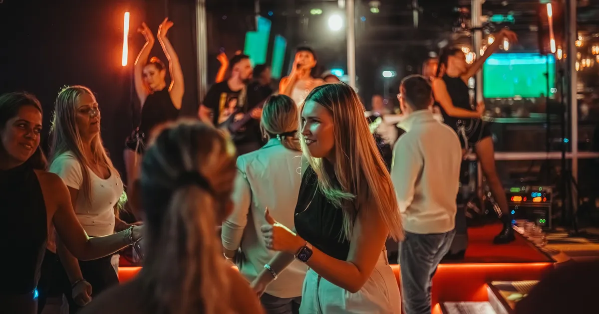 ЯРКАЯ ГАЛЕРЕЯ В Elamus Bowling & Pubi прошел бесплатный концерт ...