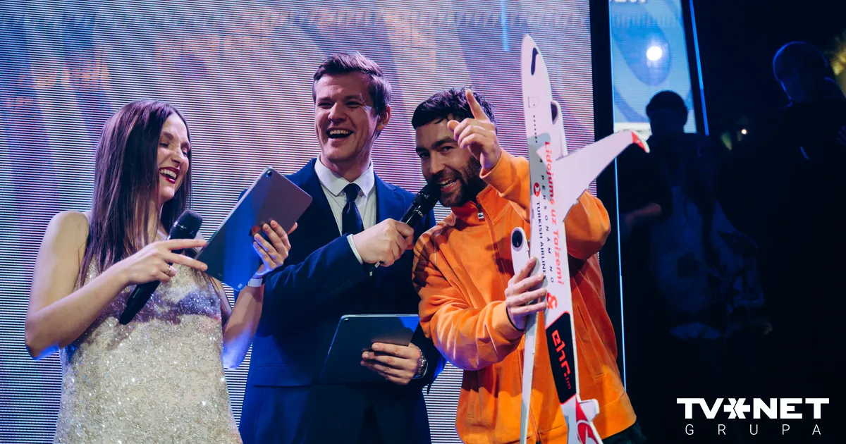 FOTO Par “Gada hitu 2025” kļuvis “Pasēdēt”